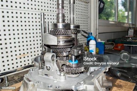하우징에 설치된 부분적으로 분해된 수동 변속기의 샤프트 보기 0명에 대한 스톡 사진 및 기타 이미지 0명 건설 기계류 공학 Istock