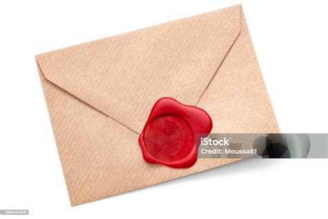 오래된 편지 기밀 서신 및 클리핑 경로 컷 아웃이있는 흰색 배경에 격리 된 빨간색 왁스 씰이있는 닫힌 봉투가있는 개인 메일 개념 봉투에 대한 스톡 사진 및 기타 이미지