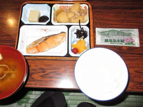 4時50分 朝食 まだ暗いのでフラッシュにしたらご飯が光っちゃった ちゃんとお海苔が名前入り 沙羅さん 趣味人倶楽部（しゅみーとくらぶ）