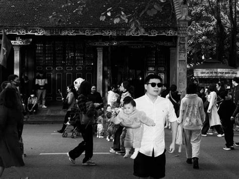 Chồng Thiếu Gia Của Salim Bị Dân Mạng Nhắc Nhở Khi Bế Con ở Tư Thế Lạ