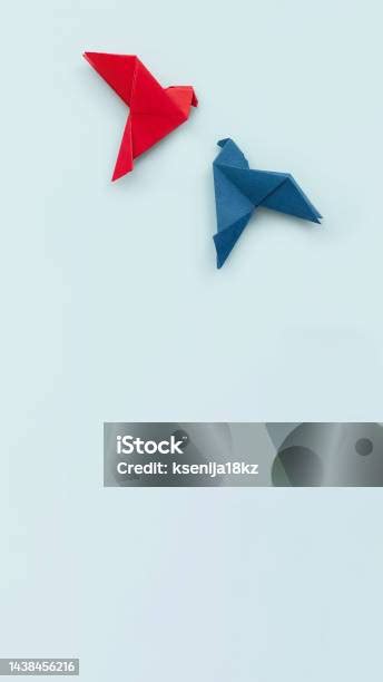 배너 파스텔 배경에 빨간색과 파란색 색상의 종이 접기 종이로 만든 두 비둘기 수직 169 169에 대한 스톡 사진 및 기타 이미지 Istock