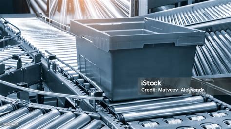 플라스틱 상자와 롤러 컨베이어의 교차점 생산 라인 컨베이어 롤러 운송 물체 0명에 대한 스톡 사진 및 기타 이미지 0명 공장 산업 건물 공학 Istock
