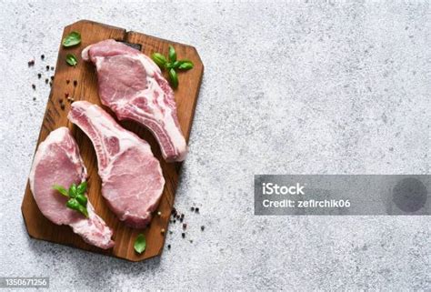 신선한 고기 밝은 배경에 향신료가있는 나무 판에 갈비뼈 돼지 고기 스테이크 0명에 대한 스톡 사진 및 기타 이미지 0명 검은색 고기 Istock