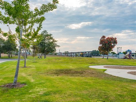 무료 이미지 나무 잔디 구조 보도 휴양 녹색 공원 골프 코스 골프 클럽 운동장 하계 재산 주거 지역 야외 레크리에이션 스포츠 경기장