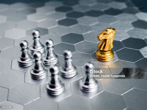 황금 말 은색 육각형 패턴 보드 배경에 은색 폰 조각 앞에 서 있는 기사 체스 조각 리더십 추종자 팀 지휘관 경쟁 비즈니스 전략 개념 나이트에 대한 스톡 사진 및 기타