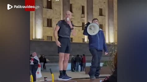 გოჩა ტყეშელაშვილი პარლამენტთან საპროტესტო აქციაზე შეკრებილებს შეძახილებით ამხნევებს პალიტრა ვიდეო