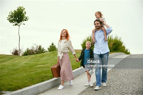 아름답고 사랑스럽고 젊은 가족 남자와 여자는 어린 아들과 딸과 함께 피크닉을 간다 공원에서 따뜻한 여름날 2 3 살에 대한 스톡 사진 및 기타 이미지 Istock