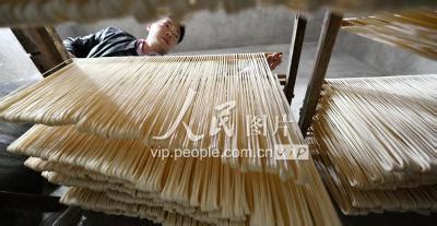 贵州绥阳实心人做空心面 巧手撩出好日子 人民图片网