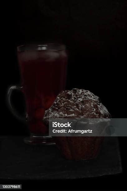 검은 색 배경에 얼음 체리 음료와 머핀 의 유리 세로 이미지 0명에 대한 스톡 사진 및 기타 이미지 0명 갈색 건강에 좋지 않은 음식 Istock