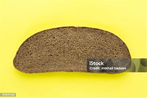 노란색 배경에 갈색 호밀 빵의 클로즈업 조각 맨 위 보기입니다 3가지 개체에 대한 스톡 사진 및 기타 이미지 3가지 개체 갈색 건강한 식생활 Istock