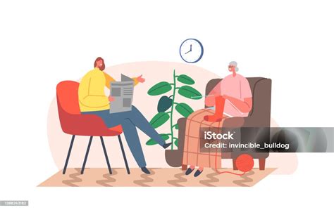 젊은 여성 자원 봉사자 또는 딸 독서 신문을 니트 워크를 즐기는 노인 에게 안락의자에 앉아 있는 시니어 가정 생활에 대한 스톡