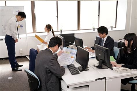 Zooo 152 女上司と二人きり 嵐の夜、帰宅困難となったキャリアウーマンと冴えない部下の禁断性行 10名収録 240分 High