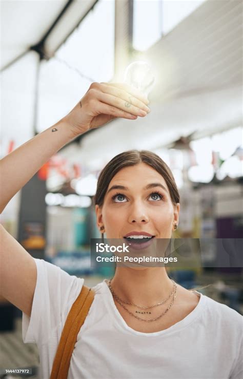 아이디어 디지털 전구 및 대학의 디자인 수업에서 교육과 미래를 생각하는 학생 대학에서 Cgi로 학습 지식 및 문제 해결에 대한 동기를 가진 창의적인 소녀 전구에 대한 스톡