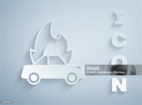 종이 컷 불타는 자동차 아이콘은 회색 배경에 분리되어 있습니다 보험 개념입니다 불타는 차 화재와 연기로 뒤덮인 고장난 자동차 종이 아트 스타일 벡터 3차원 형태에 대한 스톡