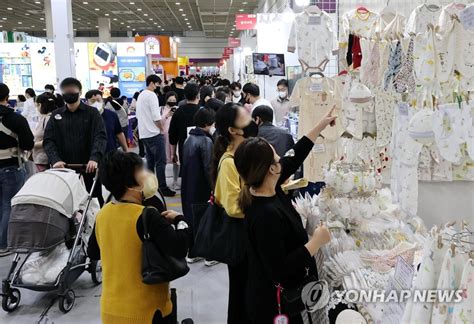 유아복 고르는 관람객들 연합뉴스