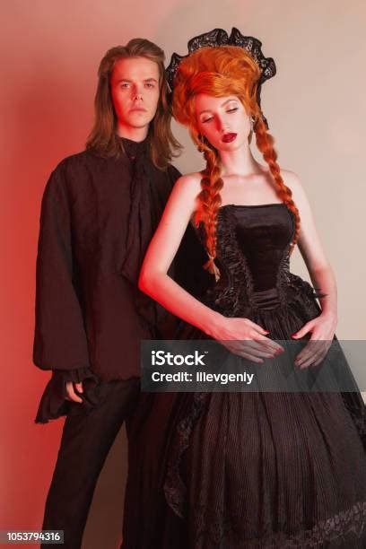 고딕 커플 할로윈 의상입니다 창백한 언 데드 뱀파이어 에드워드 카니발 옷에 고딕 의상 할로윈 파티입니다 검은 카니발 드레스에 빨간 머리 여자입니다 어두운 배경에 뱀파이어