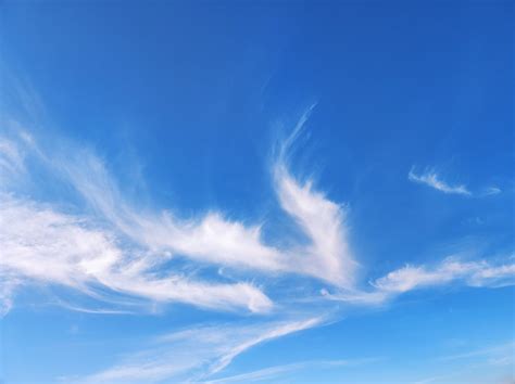 Awan Tipis Di Langit Musim Panas Yang Biru Cerah · Foto Stok Gratis