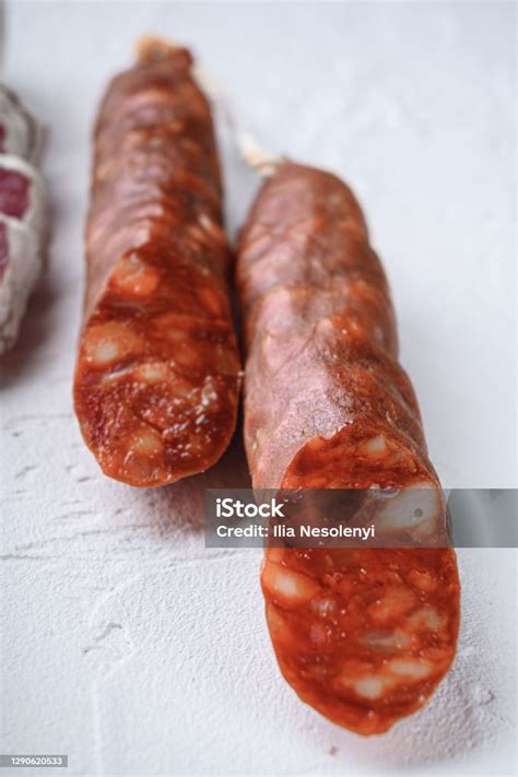 건조 경화 푸엣과 초리조살라미 소시지의 다양한 전체와 흰색 표면에 슬라이스 0명에 대한 스톡 사진 및 기타 이미지 0명 건조한 고기 Istock
