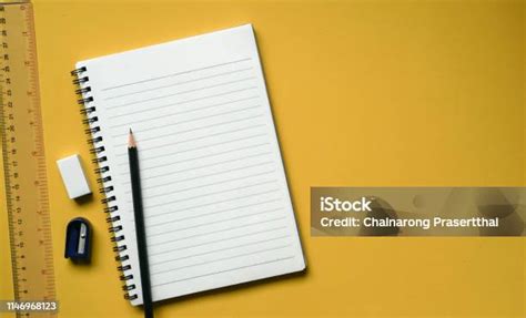 교육 개념에 대 한 노란색 배경에 노트북 연필 지우개 연필 깎 개 및 눈금자의 상단 보기를 닫습니다 0명에 대한 스톡 사진 및 기타 이미지 Istock