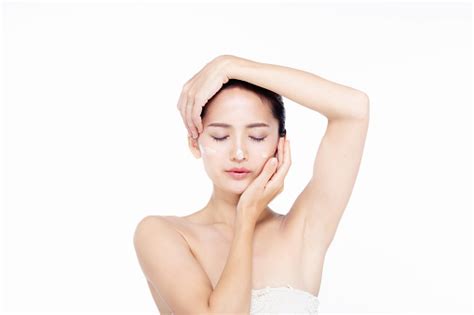 아시아 아름 다운 젊은 여자 깨끗 한 신선한 피부 터치 자신의 얼굴과 그물 레이저와 흰색 드레스에 그녀의 얼굴을 보호 페이셜 트리트먼트 화장품 미용 및 스파 한국에 대한