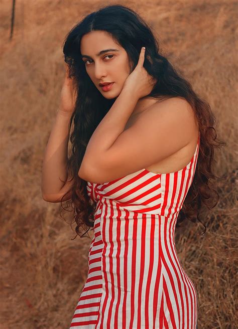 అందాలతో కుర్రాళ్లను ఆగమాగం చేస్తున్న మేఘా శుక్లా ఫొటోలు Actress