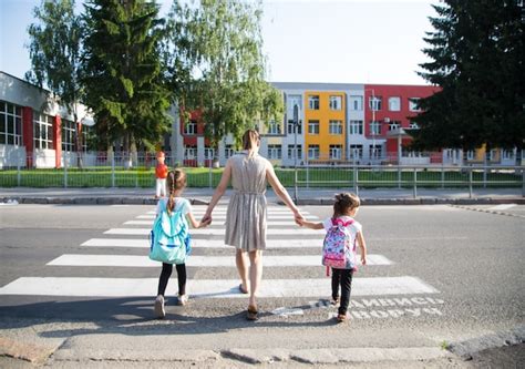 여자 아이 초등학생 수업에가는 배낭을 들고 학교 교육 개념으로 돌아 가기 프리미엄 사진