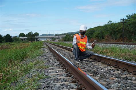 아시아 엔지니어는 고속 철도 건설을 확인하기 위해 디지털 태블릿으로 밖에서 작업합니다 35 39세에 대한 스톡 사진 및 기타 이미지 35 39세 강철 건설 기계류