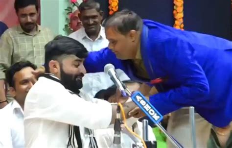 વરરાજાની જેમ શેરવાની પહેરીને ફરતા કમાભાઈએ લગ્નને લઈને મંચ ઉપરથી જ કહી દીધી એવી વાત કે ખુદ ડાયરા