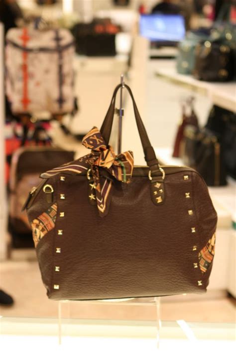 정교하고 엔틱한 시계 디테일로 세월이 흘러도 변하지 않는 멋을 표현한 소노비 타임리스 라인 토트 백 롯데백화점 소노비 토트백 토트 가방디자인