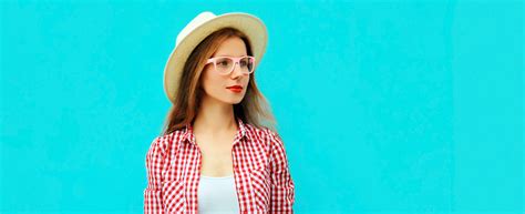 안경 밀짚 여름 모자 파란 배경을 바라보는 체크 무늬 셔츠를 입은 현대 청년 여성의 초상화 20 29세에 대한 스톡 사진 및 기타 이미지 Istock