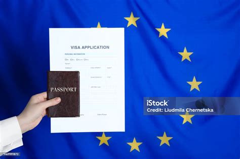 유럽 연합 국기에 대한 비자 신청서와 여권을 들고 있는 여자 텍스트를 위한 공간 Schengen Agreement에 대한 스톡 사진 및 기타 이미지 Schengen