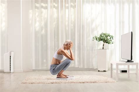 Mujer Flaca Preocupada Que Padece Desorden Alimentario Foto De Archivo