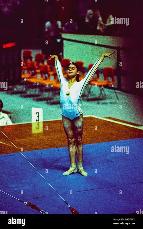 Nadia Comaneci Rom Se Produit Sur Les Barreaux Inégaux Aux Aux Jeux