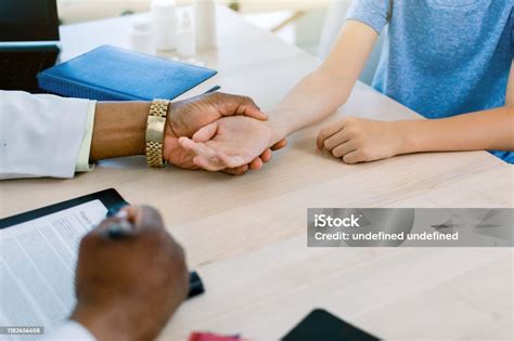 작은 소년의 맥박과 심장 박동을 검사 클리닉에서 아프리카 의사 의사와 환자의 손의 자른 이미지 3 명에 대한 스톡 사진 및 기타 이미지 Istock