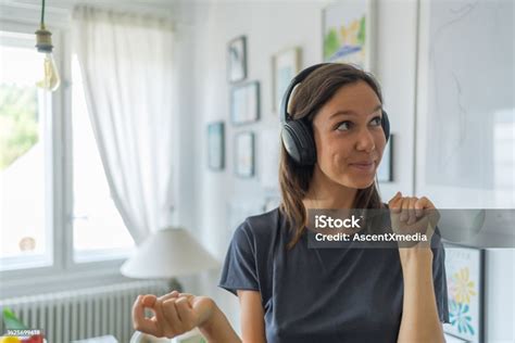 젊은 여성이 헤드폰으로 음악을 듣고 춤을 추다 손가락으로 딱 소리 내기에 대한 스톡 사진 및 기타 이미지 손가락으로 딱 소리 내기 여자 한 명의 여자만 Istock