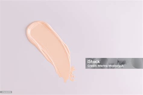 얼굴 메이크업을 위한 액체 샘플 파우더 견본 보편적인 음색 가볍고 섬세한 파우더 구조 파스텔 배경입니다 복사 공간입니다 레이아웃 모형 갈색에 대한 스톡 사진 및 기타 이미지