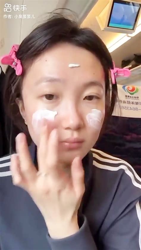 دختره میخواد بره سر قرار تو اتوبوس میکاپ میکنه