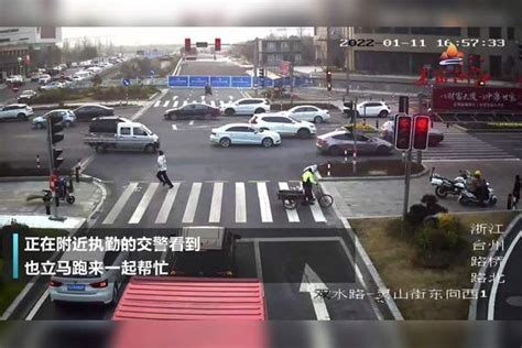 暖心！九旬老人骑车买药回家途中摔倒，警民暖心帮忙将其送回家警民老人