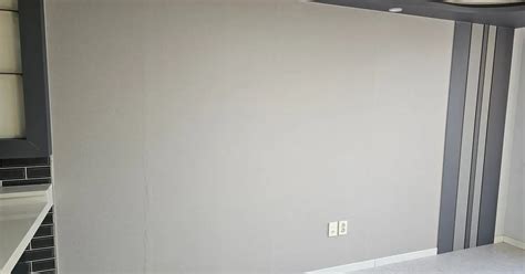 방3개 빌라의 부분 도배가 필요해서 짧은 시기에 작업의뢰 드렸습니다 사장님 직접 오셔서 거실 벽면과 큰방 창가의 부분 도배 벽면 모서리와 일부 벽지 손상된 부위를