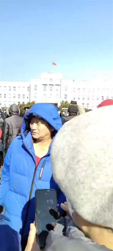 为自由而战 天山剑客 On Twitter 大连西岗区人民广场 政府大楼前 民众呼喊大连市长的名字