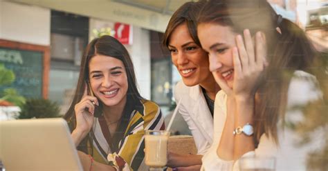 카페에서 대화를 나누고 노트북을 사용하는 세 명의 젊은 여성 사진 Unsplash의 우정 이미지