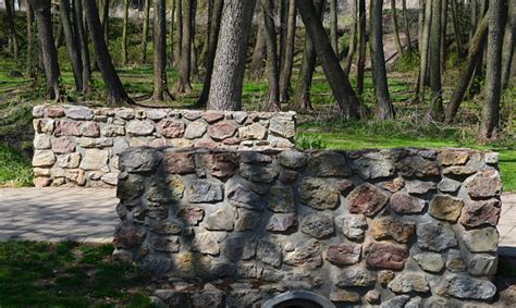 콘크리트 파이프에 의해 배수가있는 스트림 을 통해 작은 다리의 대규모 건설 난간은 낮은 직사각형 벽 모양의 석회암 돌로 만들어졌습니다 공원에 대한 스톡 사진 및 기타 이미지