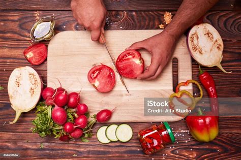 신선한 붉은 토마토를 절단 하는 남자의 상위 볼 수 있습니다 Vegatbles는 테이블 배경에 절단 책상 주위입니다 건강한 식생활에 대한 스톡 사진 및 기타 이미지 Istock