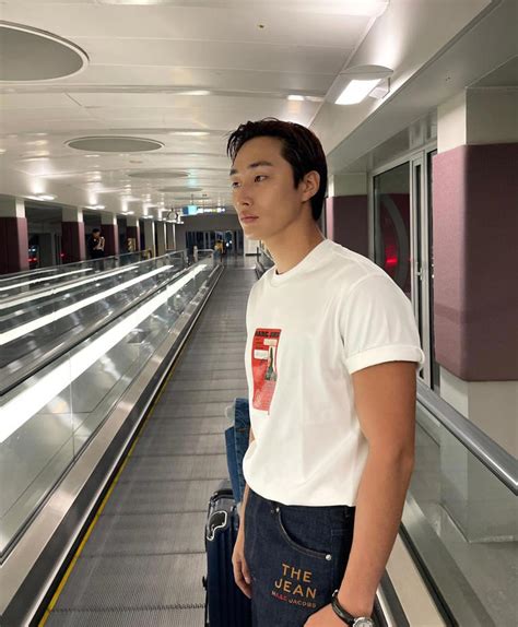 고요한 공항을 거닐며”김우주 가을 밤의 여운→모던 청춘 감성