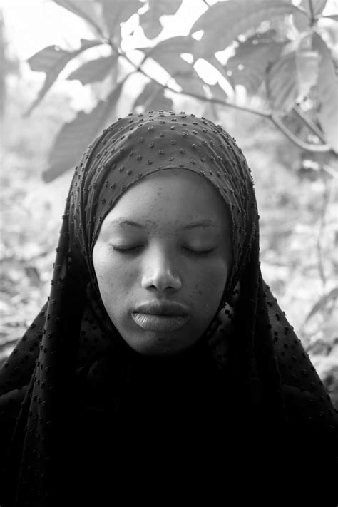 그의 손으로 그의 얼굴을 덮고 토플리스 남자 · 무료 스톡 사진