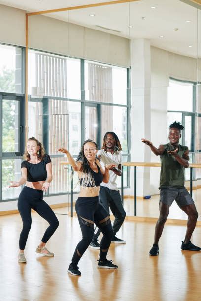 5100 Black Woman Dance Class Fotos De Stock Imagens E Fotos Royalty