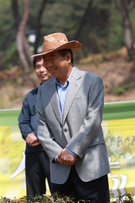 노무현사료관 [사저 앞 만남의 광장에서 두 손을 모아 잡고 활짝 웃는 노무현 전 대통령]