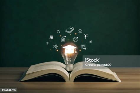 전자 학습 대학원 인증서 프로그램 개념입니다 졸업 모자와 교육 아이콘이 있는 책의 전구 인터넷 교육 과정 학위 온라인 수업 학습