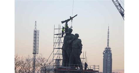 Вече махнаха част от фигурите от Паметника на Съветската армия поддръжници аплодират