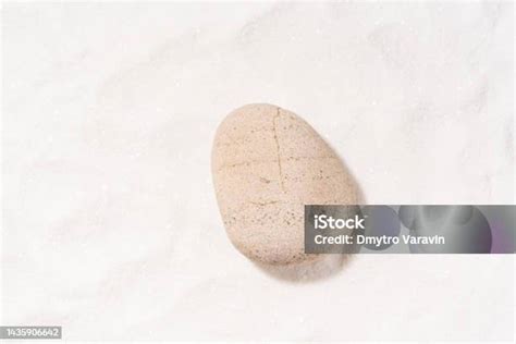 하얀 모래 배경에 돌이 있는 모형 장면 화장품 프리젠 테이션 또는 패키지 광고를위한 자연 받침대 광고 무대 평면도 0명에 대한